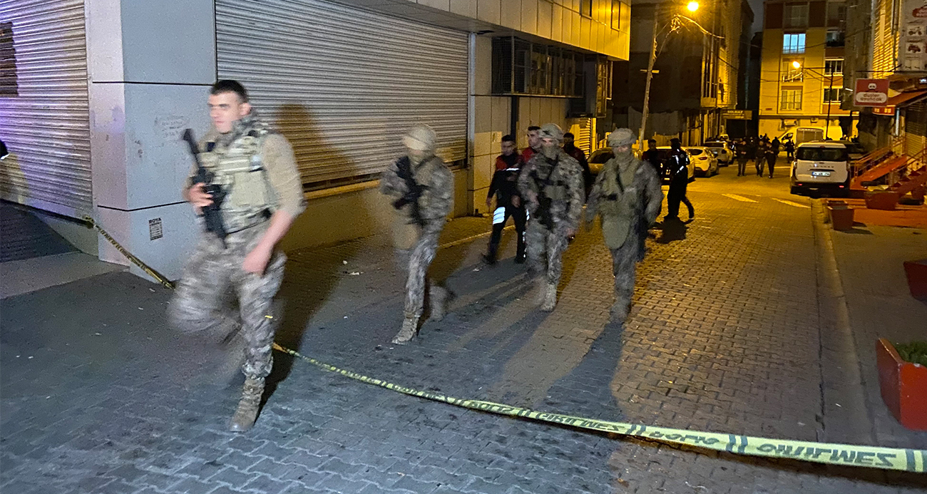 Esenyurt’ta Polis Operasyonu Sırasında Çıkan Silahlı Çatışmada Üç Kişi ... Esenyurt’ta Polis Operasyonu Sırasında Çıkan Silahlı Çatışmada Üç Kişi ...
