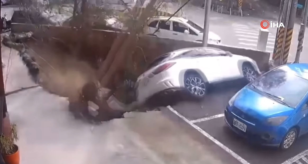 Tayvan’da Yol Çökmesi Sonucu Park Halindeki Araç Yerle Bir Oldu