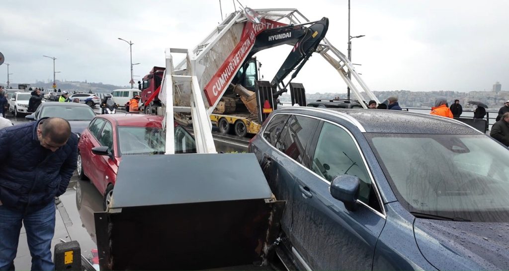 Üsküdar’da Ekskavatör Kazası: Yedi Araç Hasar Gördü